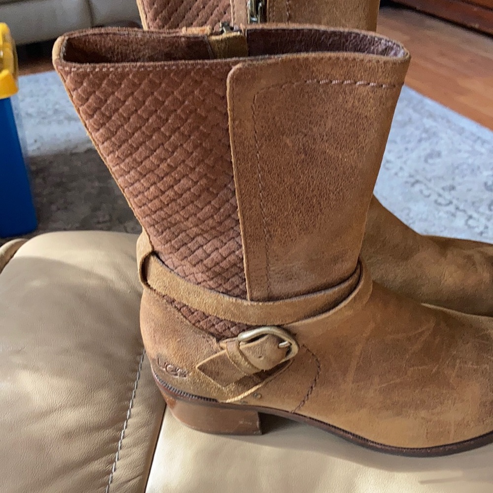 Ugg Light Brown With Waffle Suede Mid Ankle Boot. - Gem